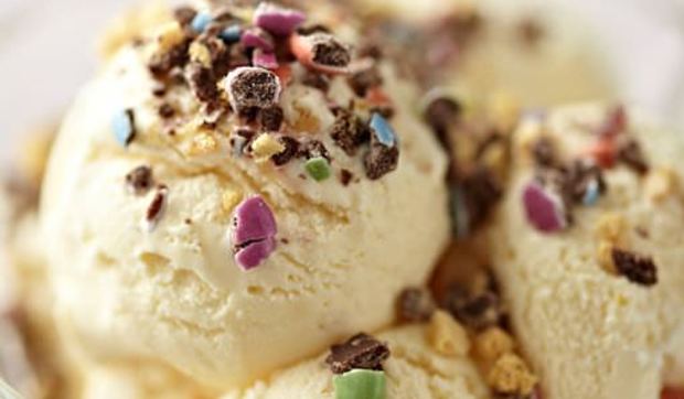 Cómo decorar helados con 'toppings' en un trix